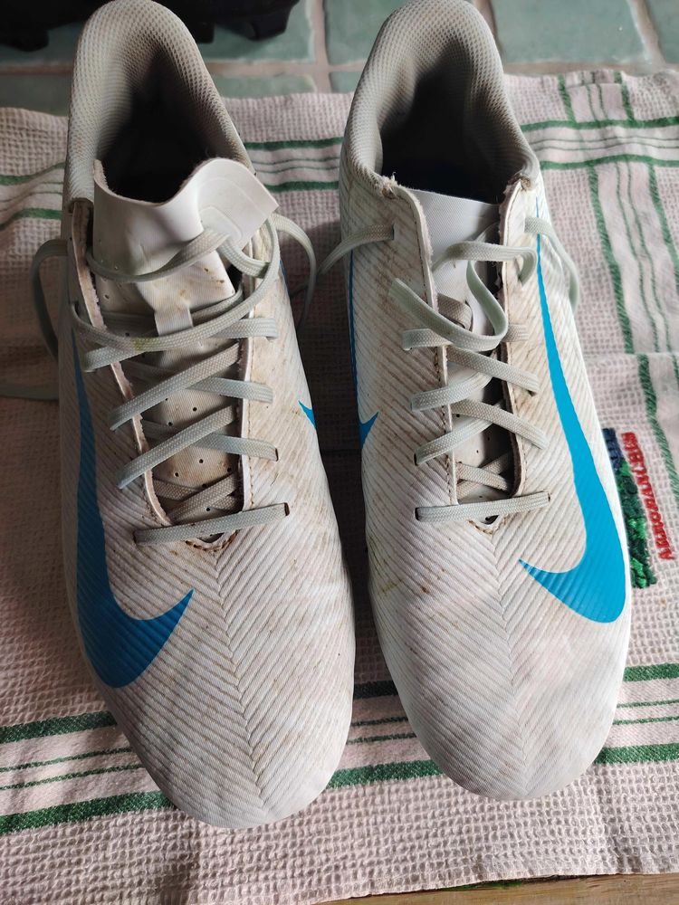 Achetez chaussure de foot occasion, annonce vente à Biozat (03) WB176564587