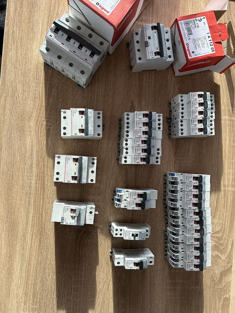 Achetez lot de disjoncteurs neuf - revente cadeau, annonce vente à Benon (17) WB172050578