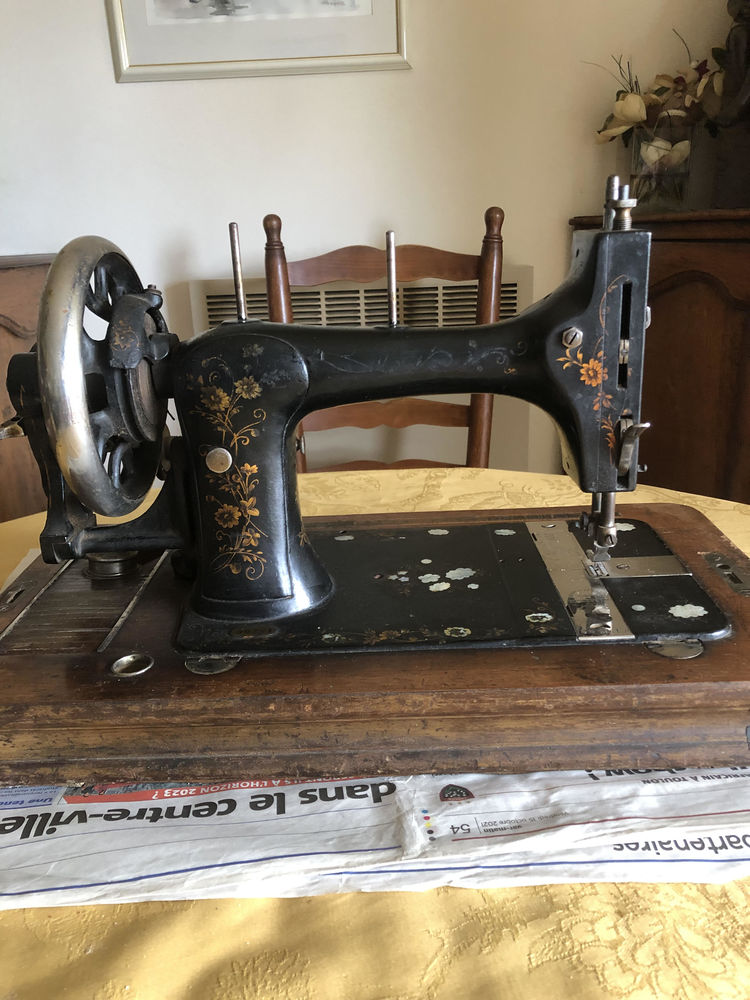 Achetez machine à coudre unique/collector, annonce vente à La Garde (83 ...